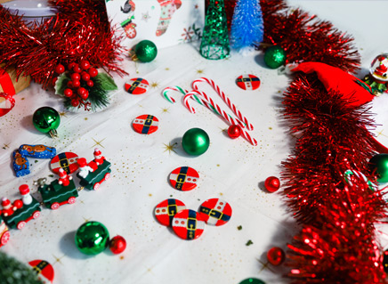 Christmas Party Supplies & Decorations | LookSharpStore